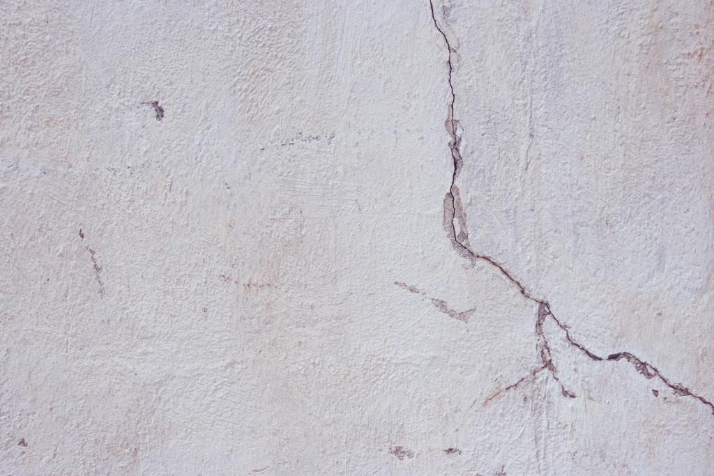 Comment traiter des fissures dans un mur ? - Guide des travaux